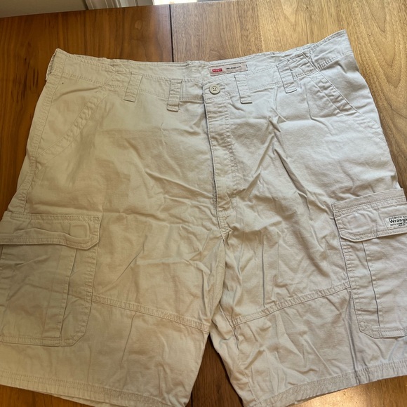 Wrangler | Shorts | Wrangler Mens Light Tan Cargo Shorts | Poshmark